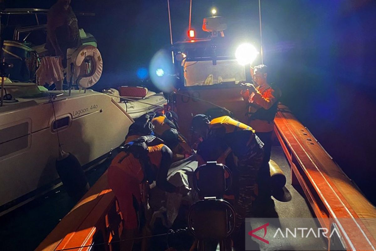Tim SAR evakuasi WNA Australia yang terluka saat berlayar di Ende NTT ... Tim SAR evakuasi WNA Australia yang terluka saat berlayar di Ende NTT ...