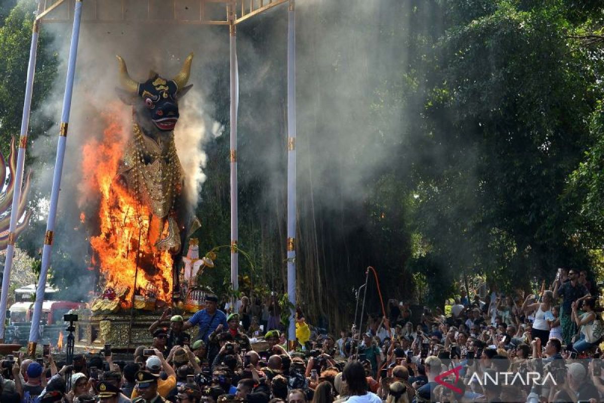 Suasana upacara kremasi jenazah mantan Bupati Gianyar - ANTARA News