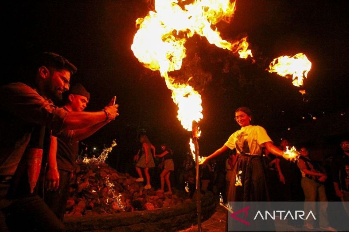 Bermain api di lokasi wisata Kayangan Api - ANTARA News