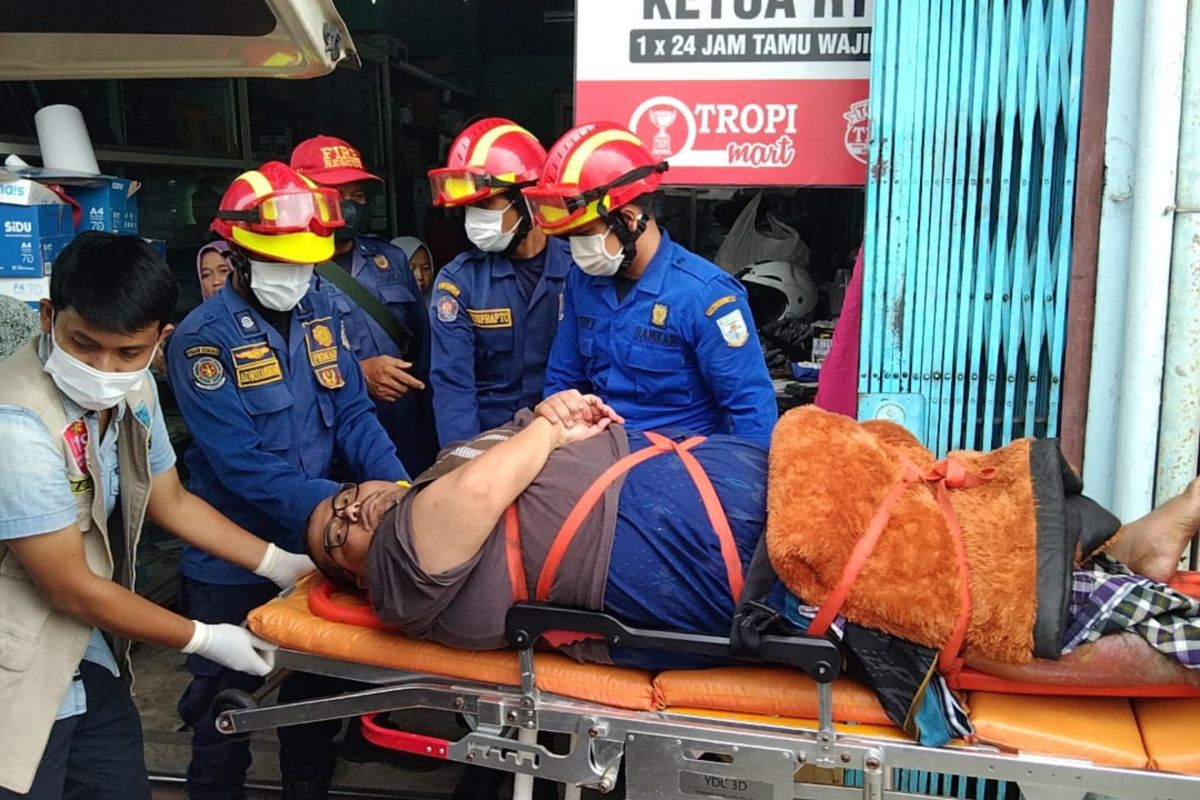 Damkar Kota Jambi evakuasi warga berbobot 130 kilogram - ANTARA News