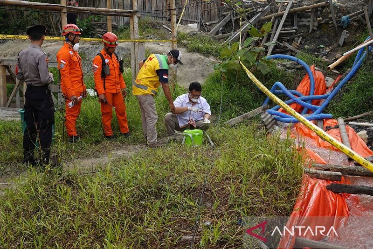 Pengambilan sampel air di lubang tambang emas Banyumas - ANTARA News
