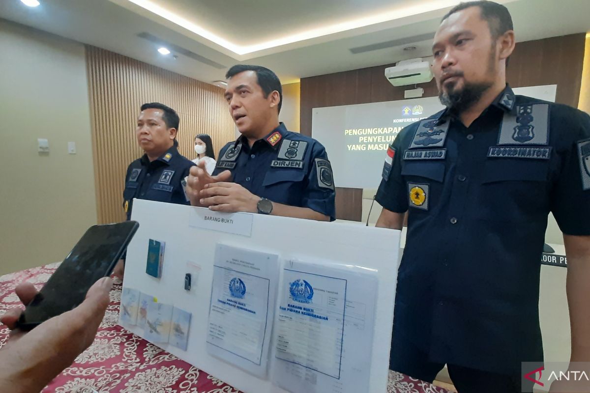 Imigrasi tangkap pemalsu cap keimigrasian untuk selundupkan orang - ANTARA News