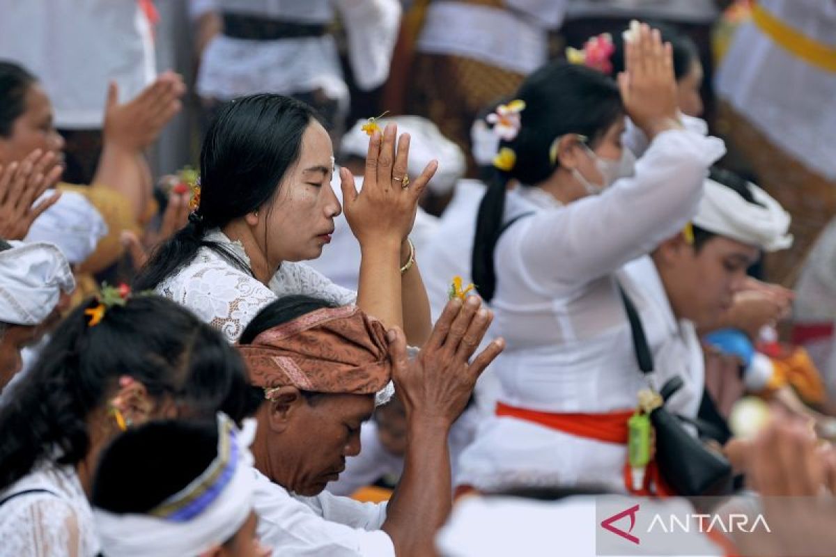 Umat Hindu rayakan hari Galungan - ANTARA News