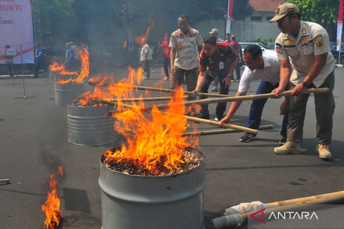 Jutaan batang rokok ilegal dimusnahkan di Kudus - ANTARA News
