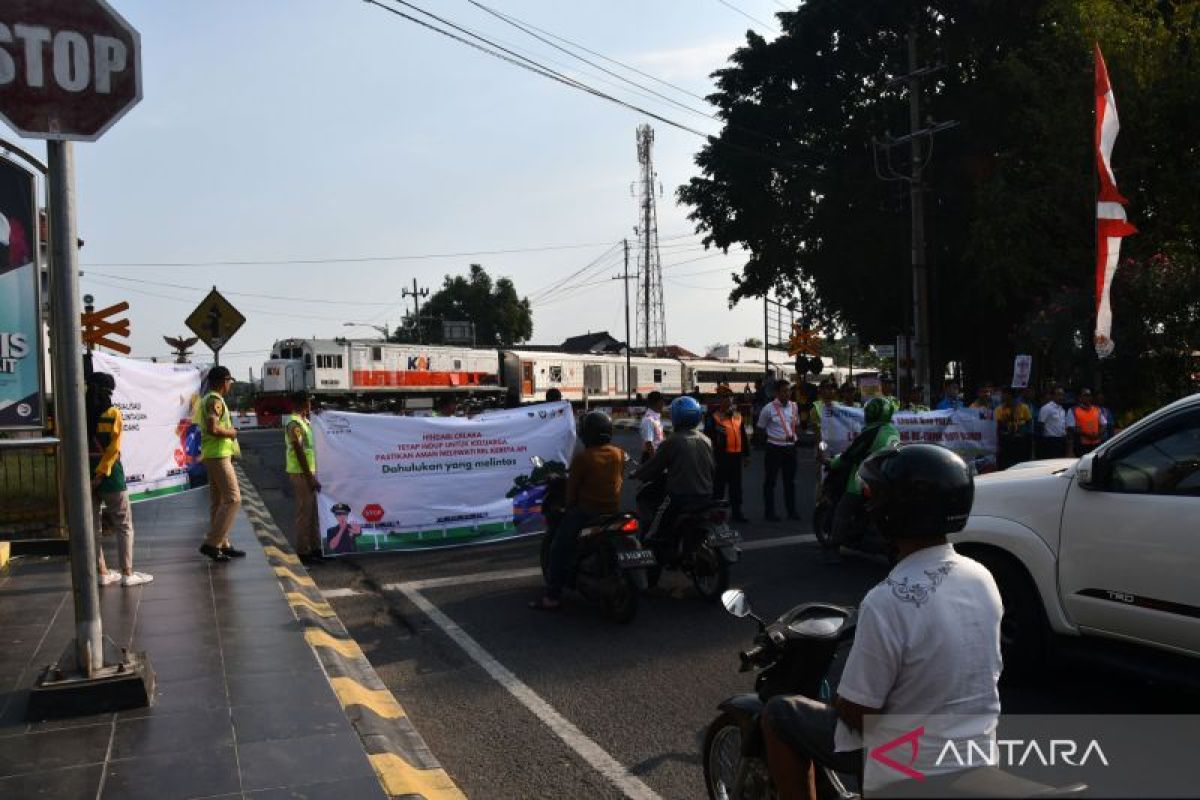 Sosialisasi keselamatan di perlintasan kereta api - ANTARA News Jawa Timur