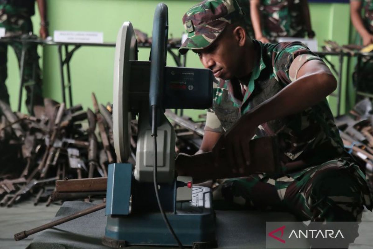 Ratusan senjata api sisa konflik dan perang dunia II dimusnahkan - ANTARA News
