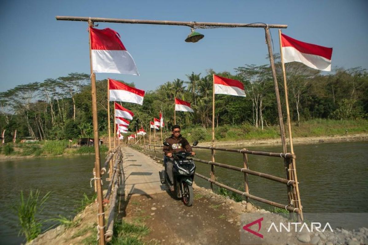 Jembatan sesek bambu di atas Sungai Progo - ANTARA News Jembatan sesek bambu di atas Sungai Progo - ANTARA News