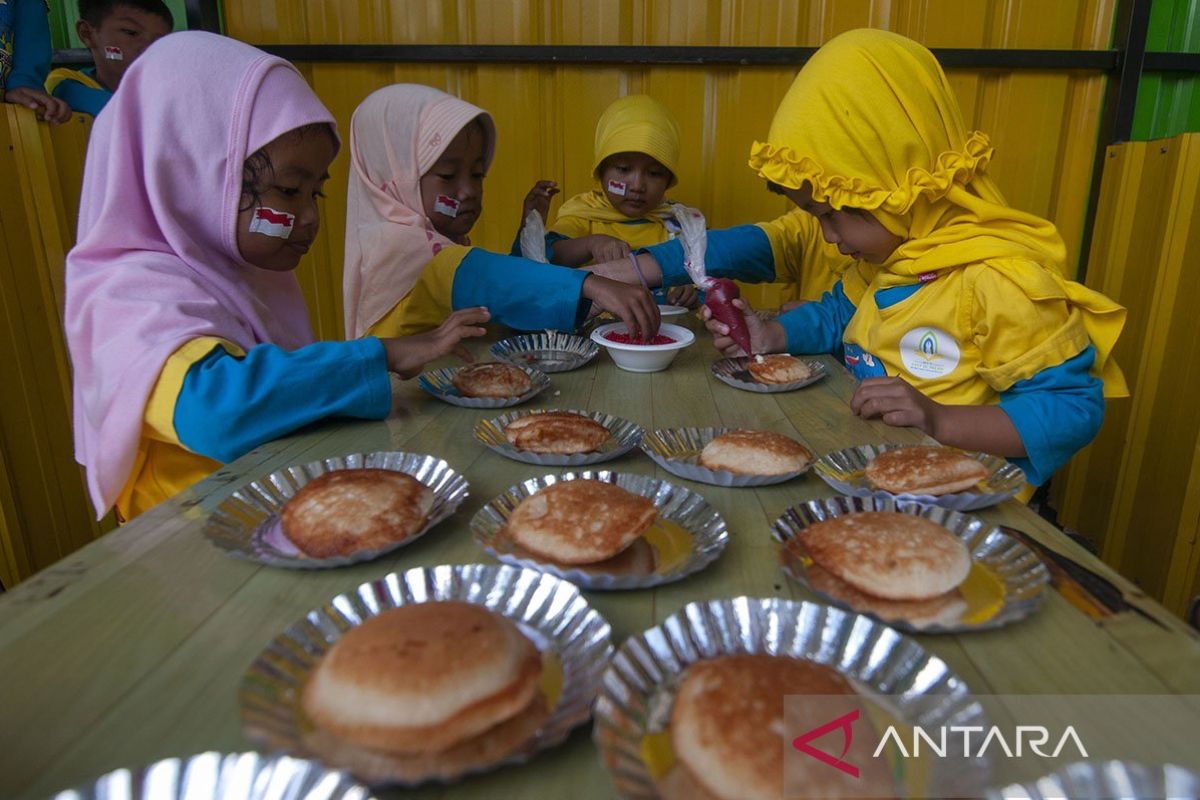 Belajar membuat makanan tradisional apem - ANTARA News