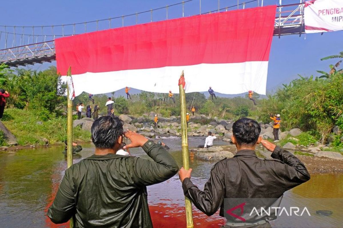 Pembentangan Bendera Merah Putih di jembatan gantung Sangkil Parakan - ANTARA News