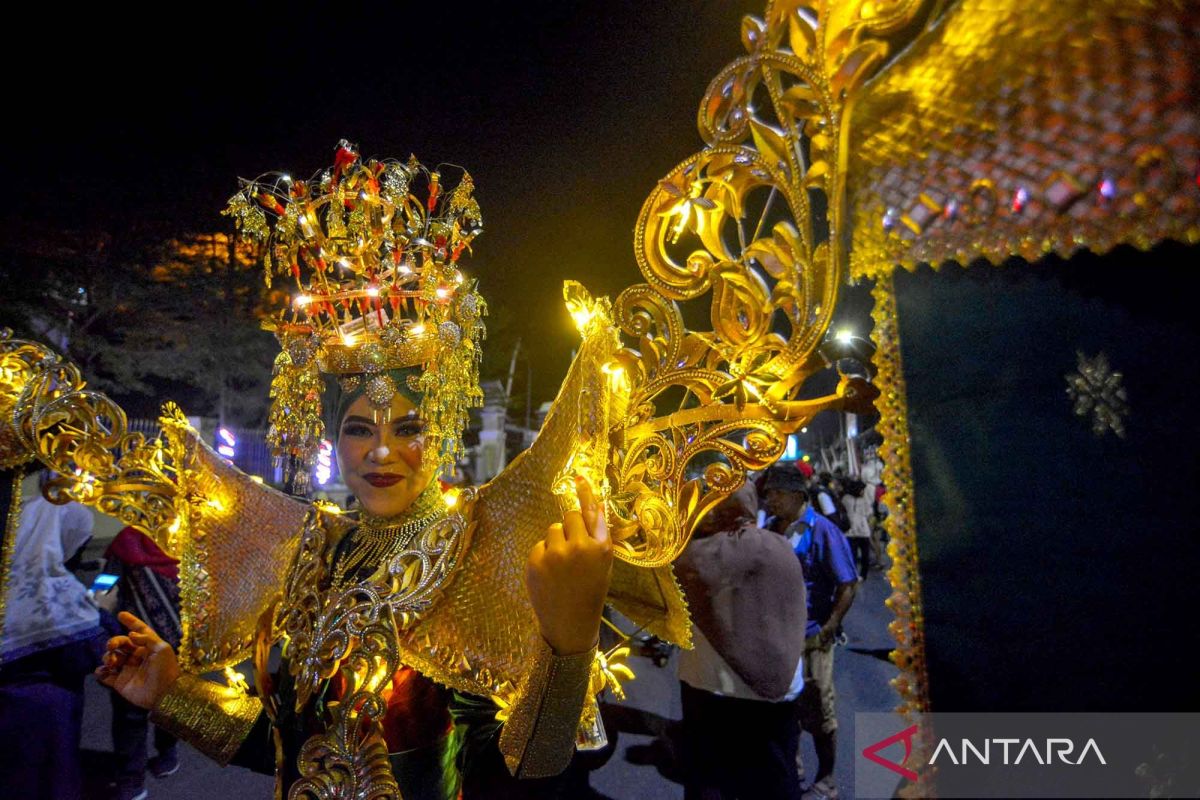 Pawai budaya Merah Putih Night Carnival - ANTARA News