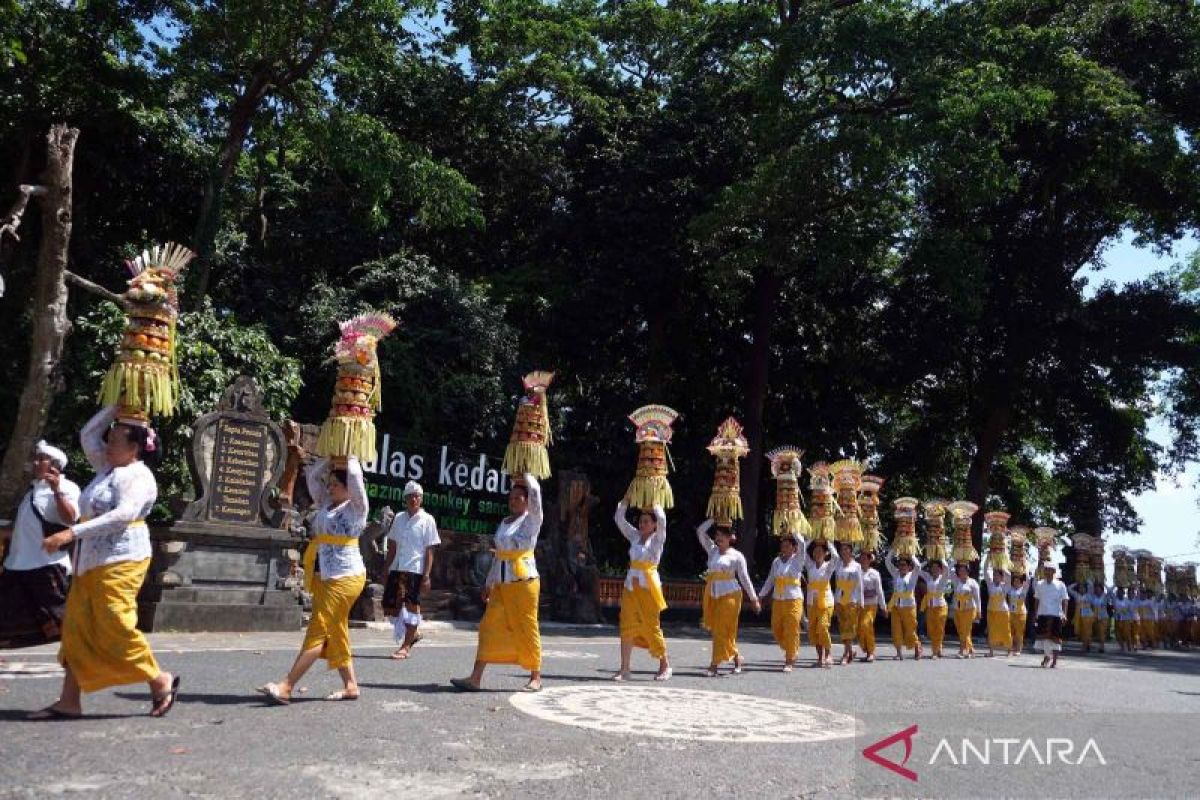 Umat Hindu gelar tradisi Mapeed dalam rangkaian persembahyangan ...