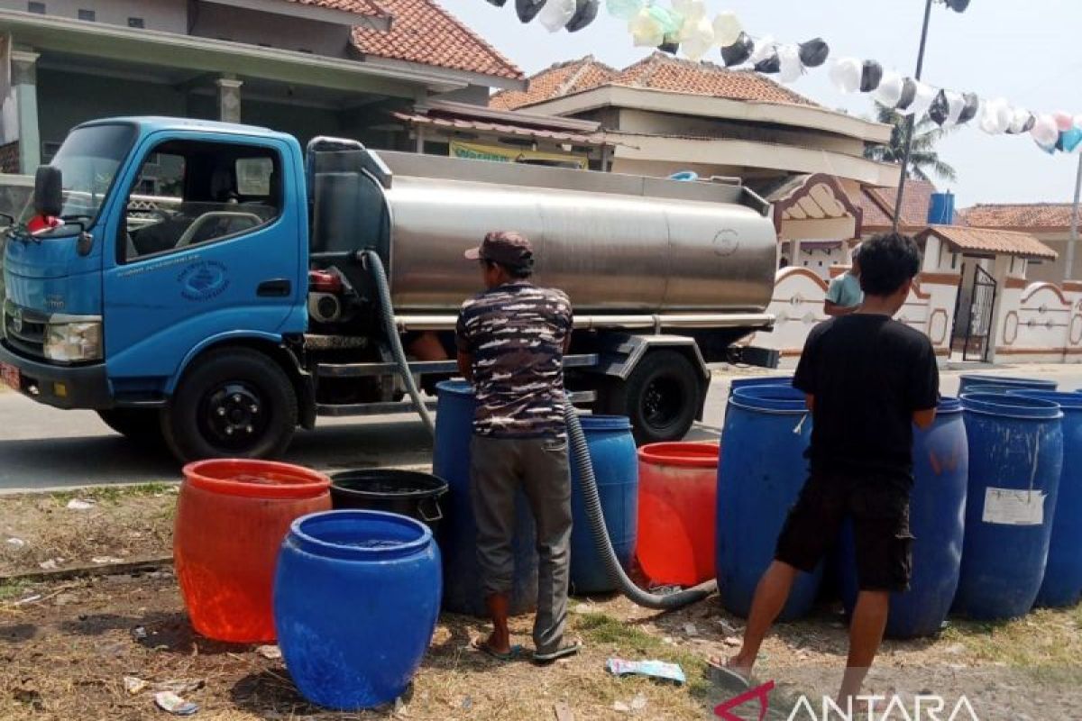 Atasi kekeringan, Perumda Tirta Al Bantani salurkan air bersih di wilayah Serang - ANTARA News ...