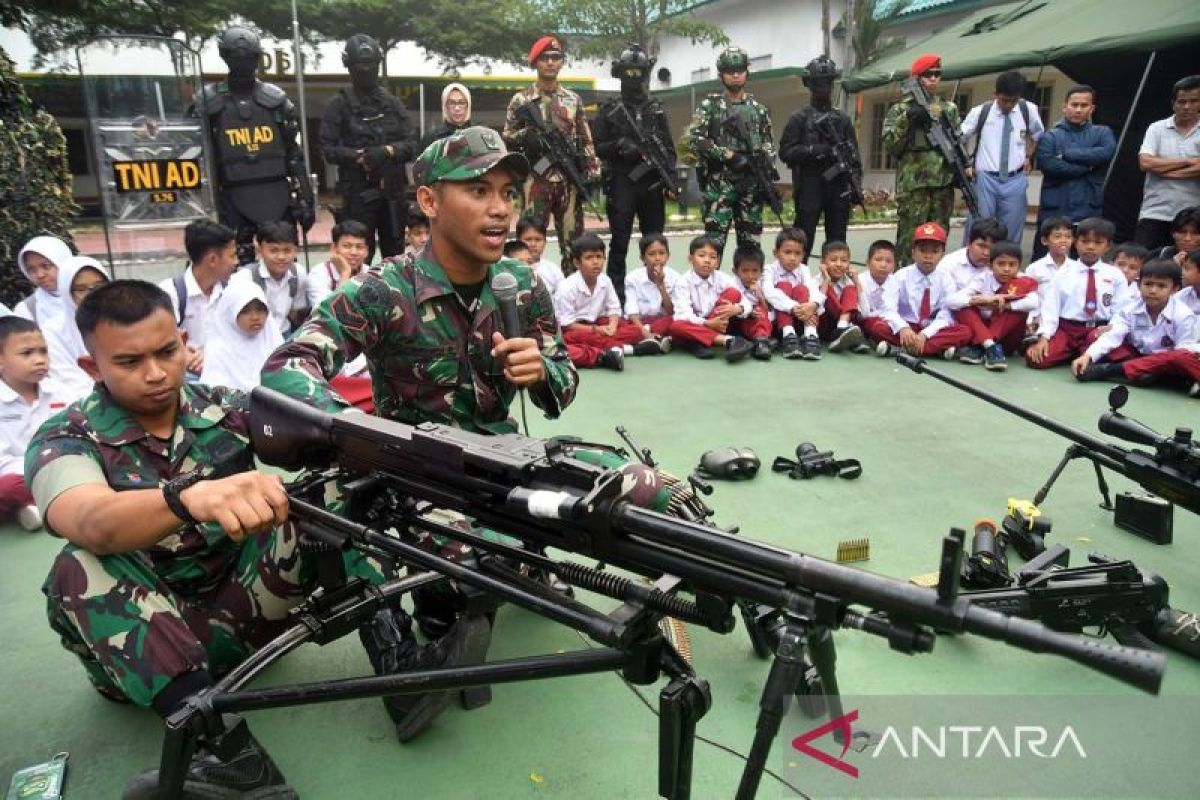 Antusiasme siswa belajar mengenal persenjataan TNI AD - ANTARA News