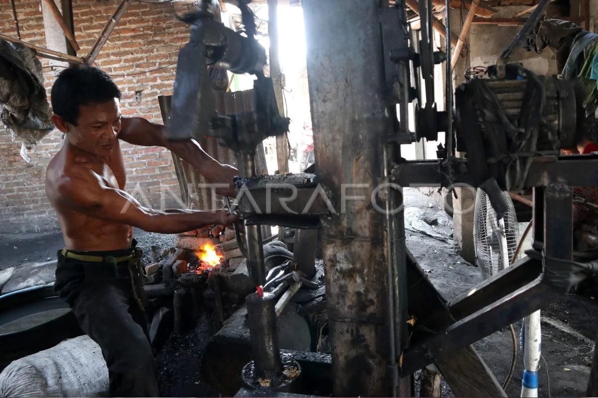 Pandai besi di Jombang gulung tikar - ANTARA Sumbar