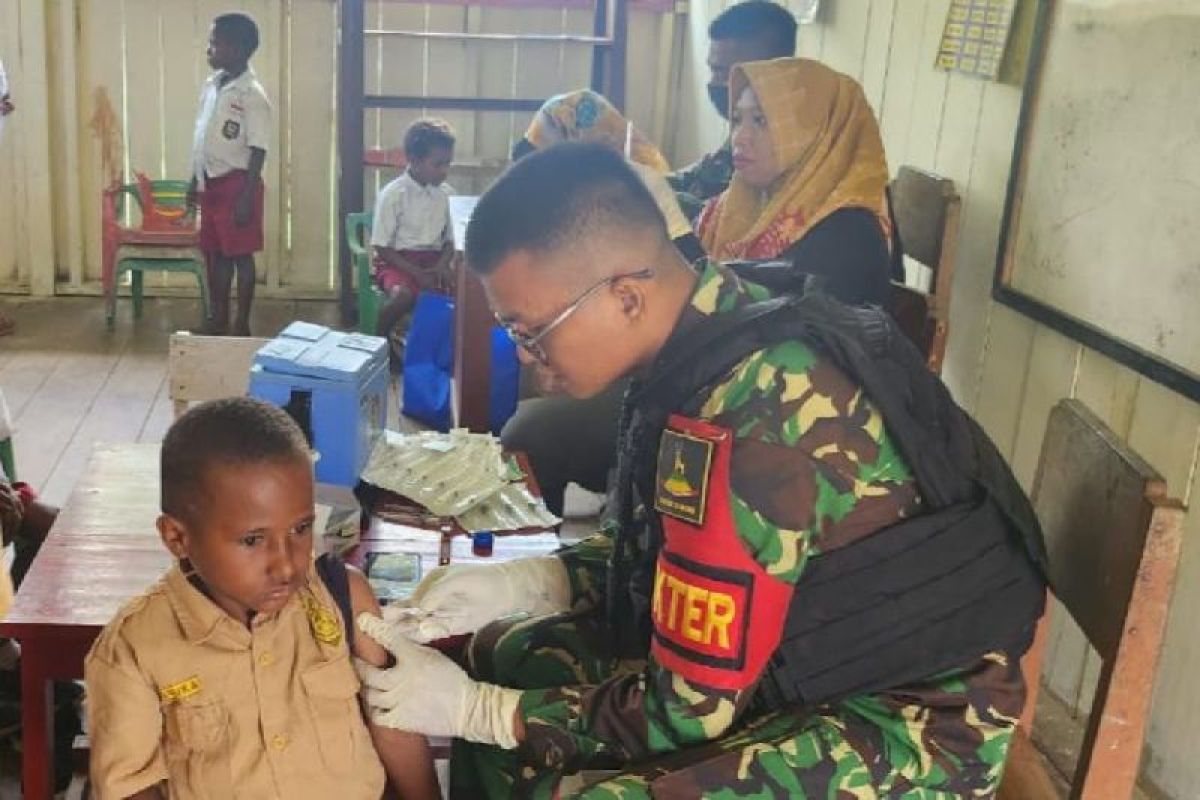 Satgas Yonif 310/KK dan Puskesmas Yaffi imunisasi siswa SD Inpres ...