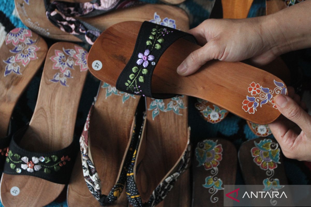 Perajin sandal kayu batik - ANTARA News Jawa Timur