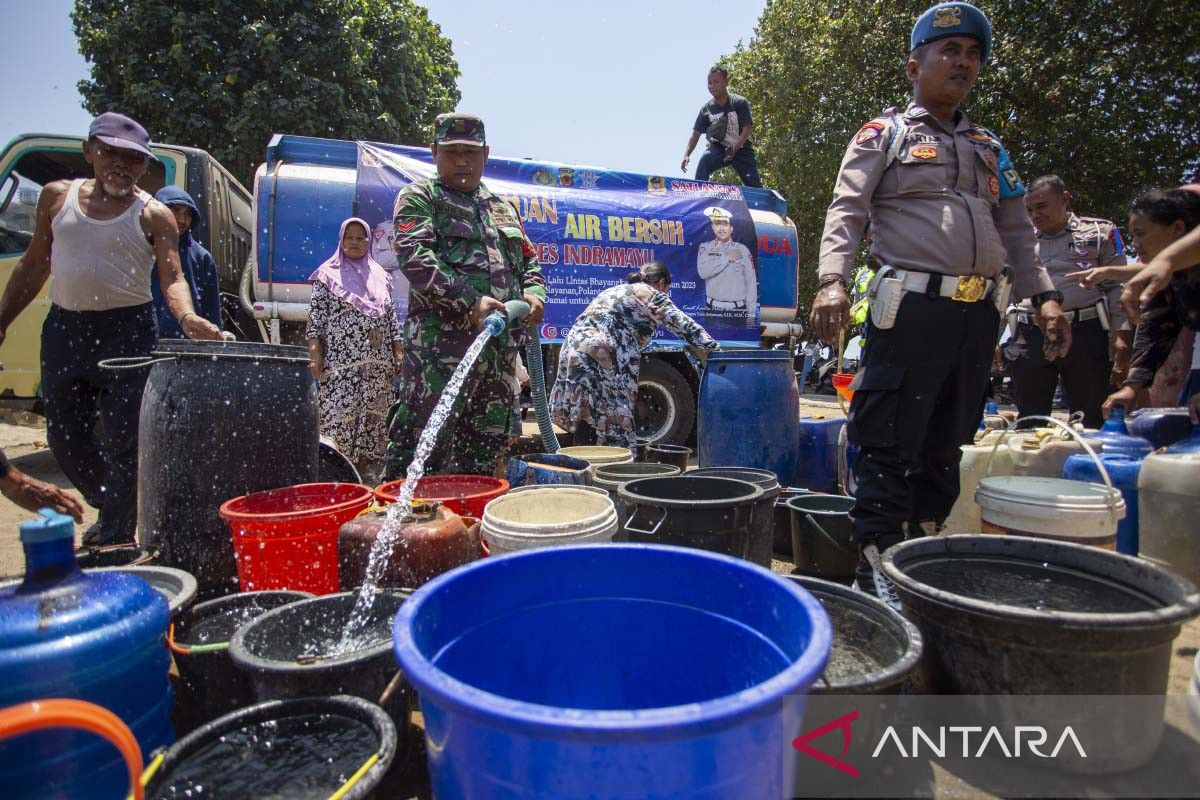 Distribusi Air Bersih Di Daerah Kekeringan Antara News Jawa Barat