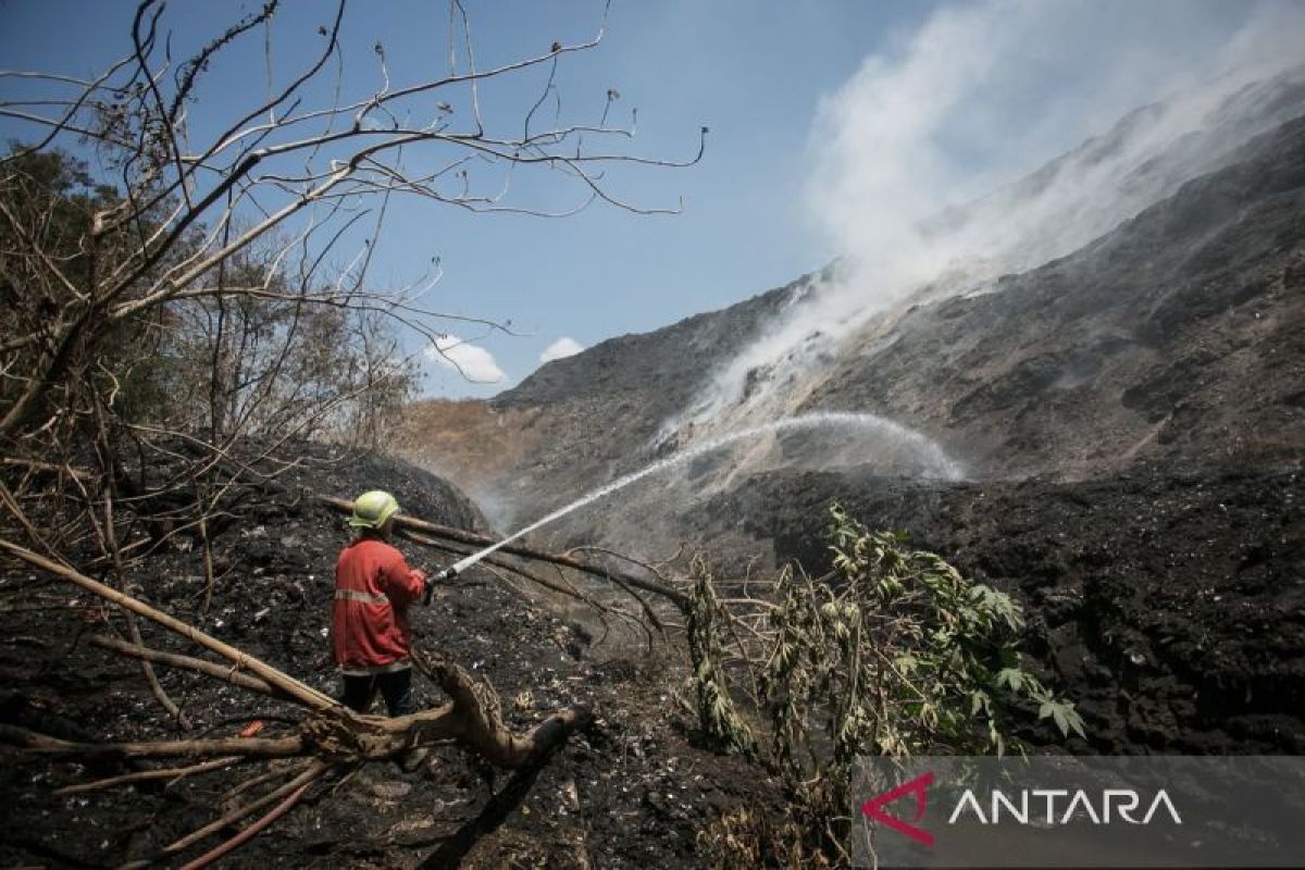 Upaya pemadaman kebakaran di TPA Putri Cempo - ANTARA News