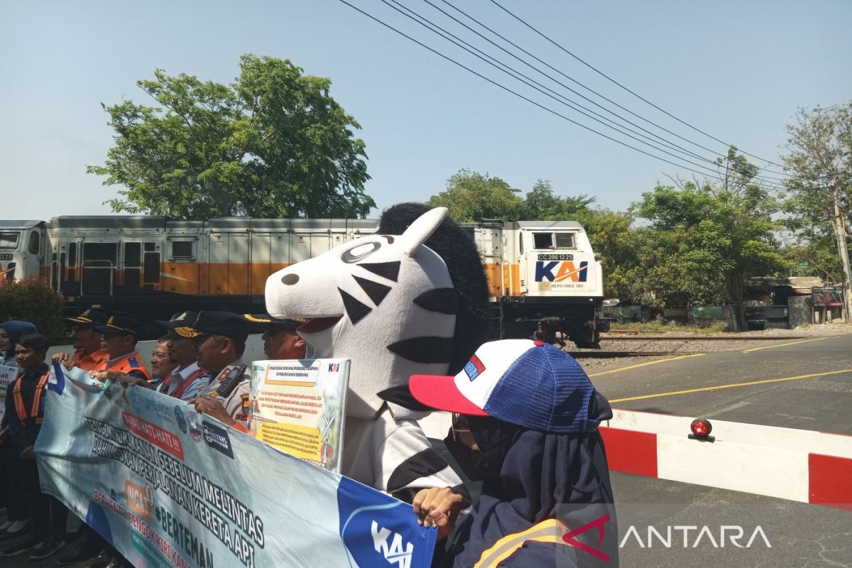 Daop 3 Cirebon gencarkan sosialisasi keselamatan di perlintasan sebidang - ANTARA News Jawa Barat
