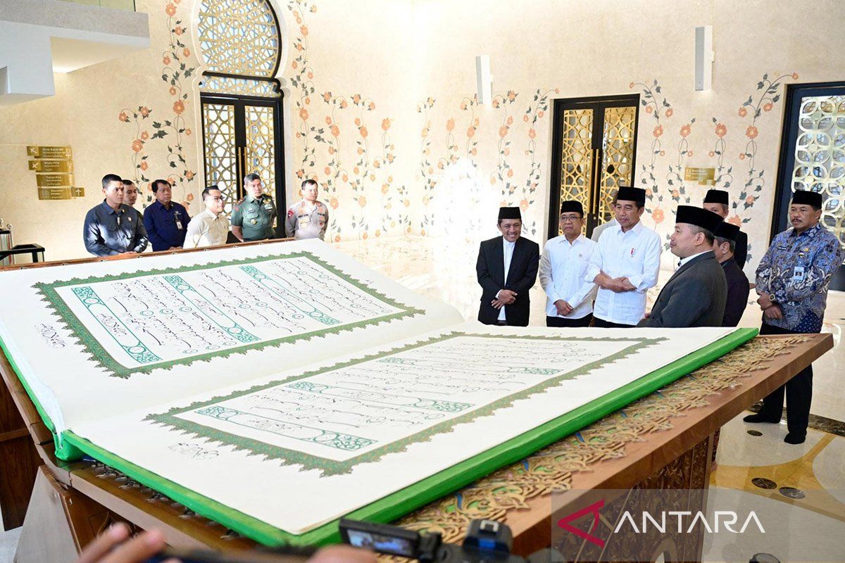 Presiden terima mushaf Al-Quran yang ditulis tangan tim ahli Unsiq ...