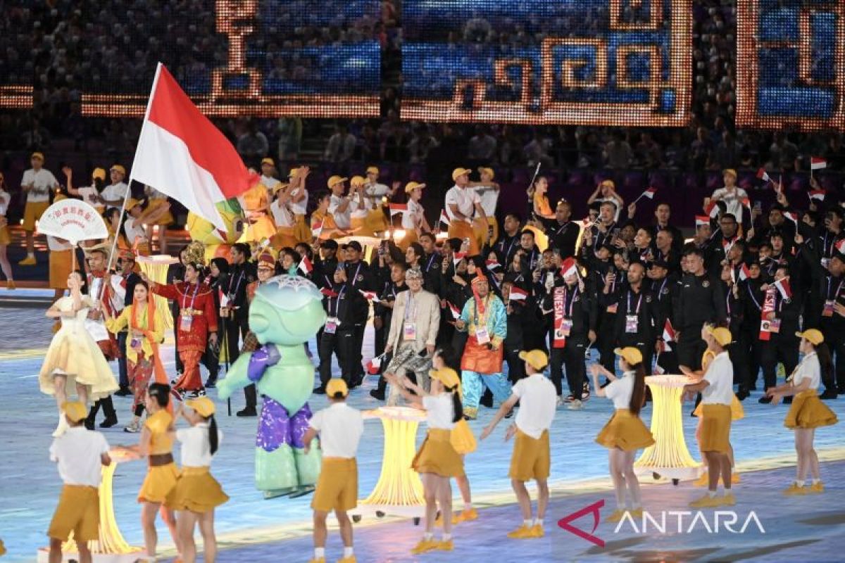 Defile kontingen Indonesia saat pembukaan Asian Games 2022 - ANTARA News