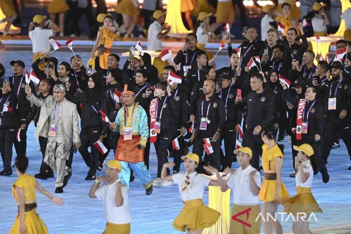 Defile kontingen Indonesia saat pembukaan Asian Games 2022 - ANTARA News