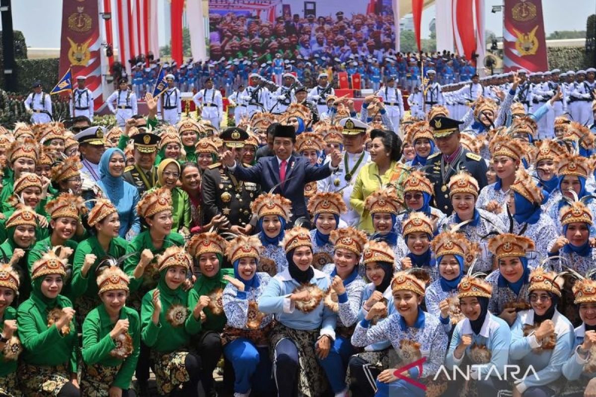 Antusiasme warga sambut HUT ke-78 TNI - ANTARA News Antusiasme warga sambut HUT ke-78 TNI - ANTARA News