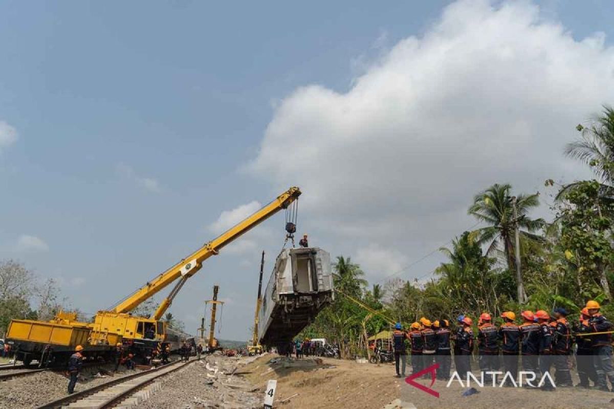 Rangkaian KA Argo Semeru dan Argo Wilis berhasil dievakuasi - ANTARA News Rangkaian KA Argo Semeru dan Argo Wilis berhasil dievakuasi - ANTARA News
