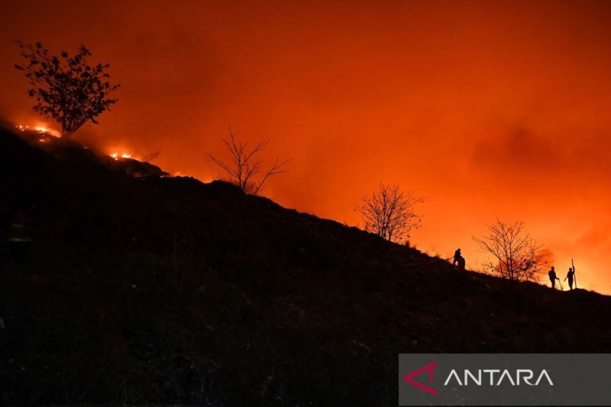 Pemadaman kebakaran TPA Rawa Kucing - ANTARA News