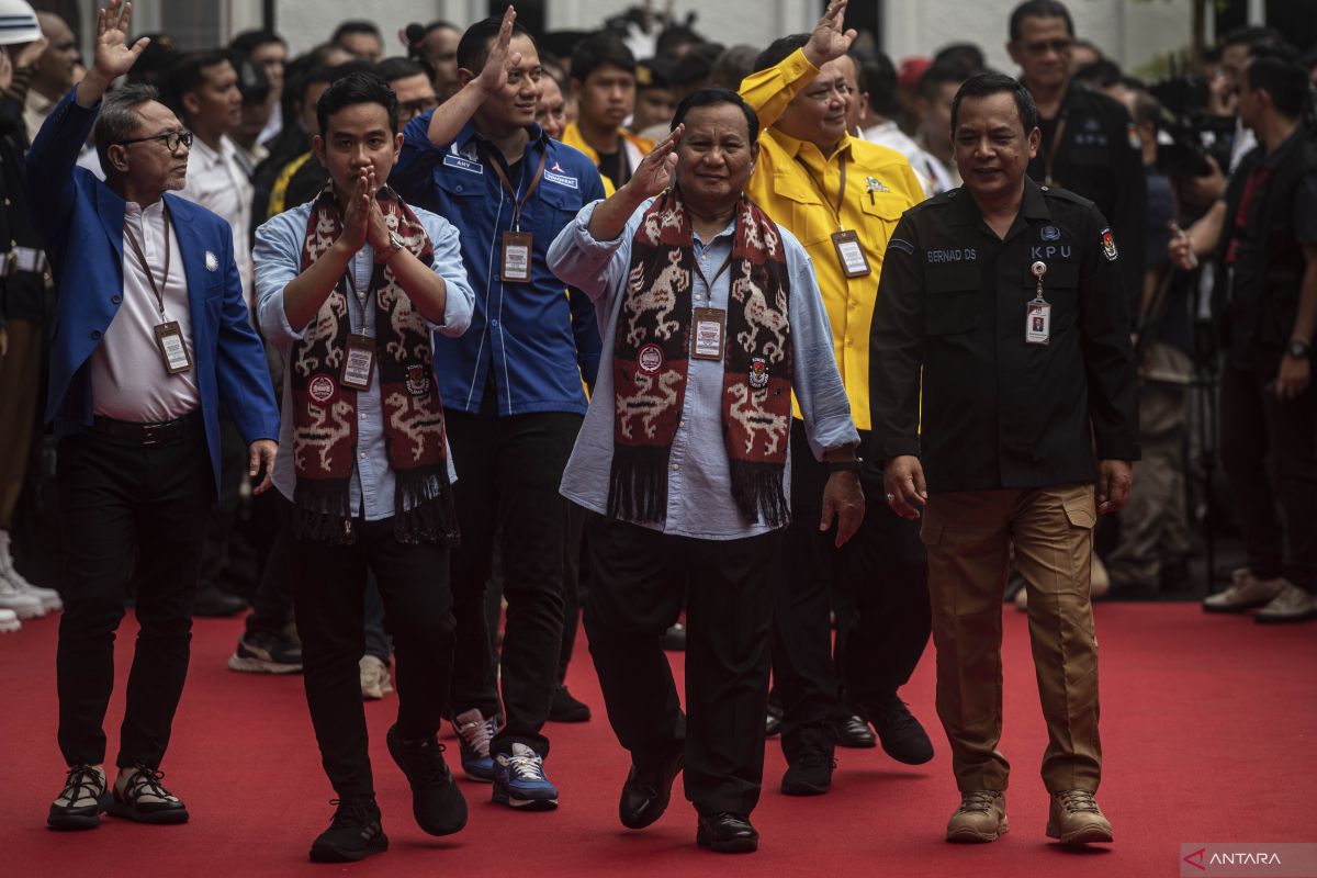 Pasangan Prabowo - Gibran daftar capres dan cawapres ke Kantor KPU ... Pasangan Prabowo - Gibran daftar capres dan cawapres ke Kantor KPU ...