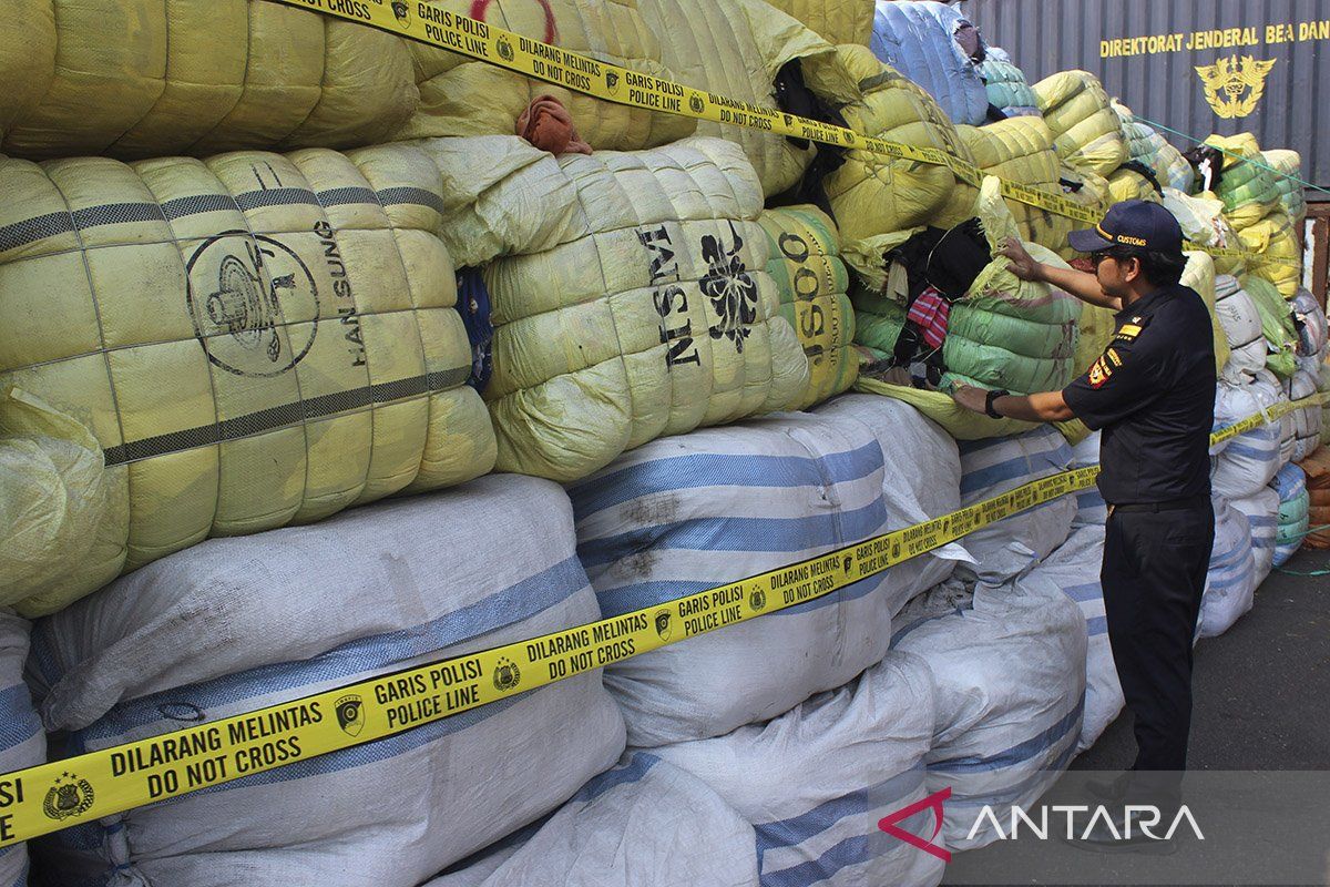 Pemusnahan berbagai produk impor ilegal - ANTARA News