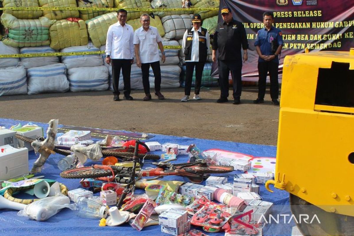 Pemusnahan berbagai produk impor ilegal - ANTARA News