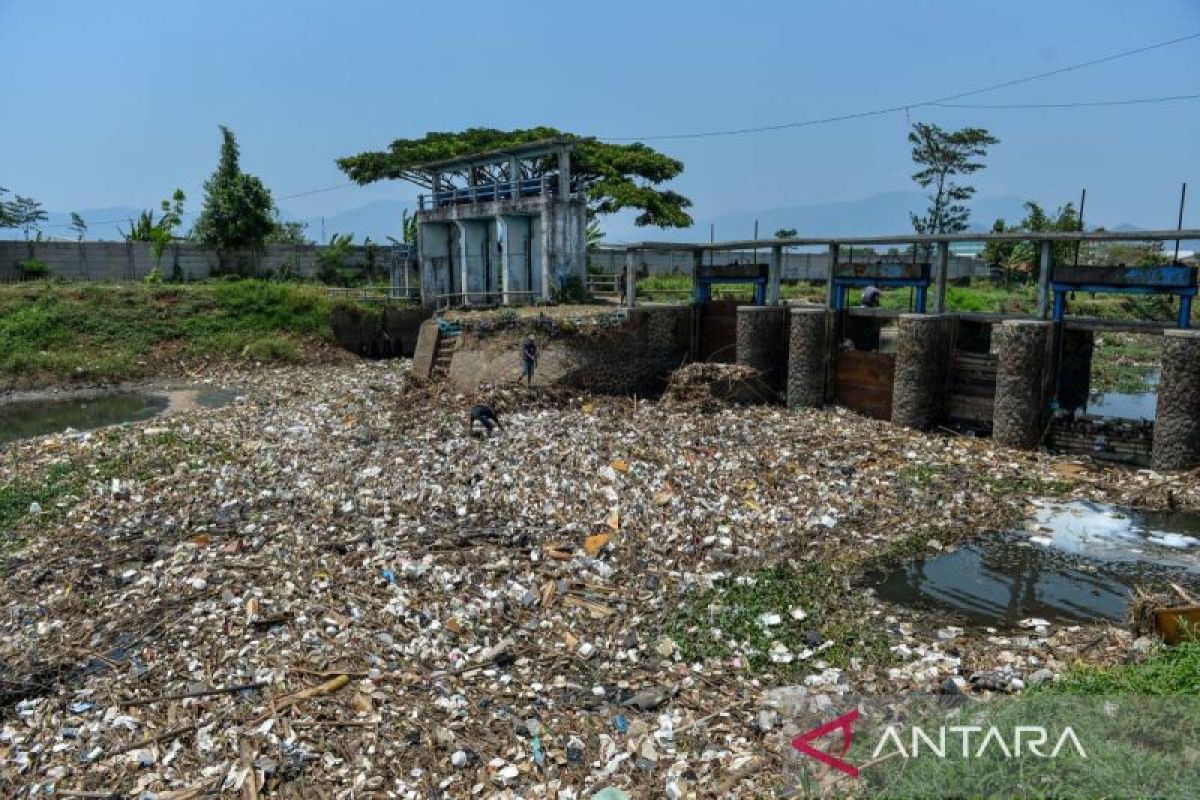 Sampah menumpuk di Sungai Citarik - ANTARA News Jawa Barat