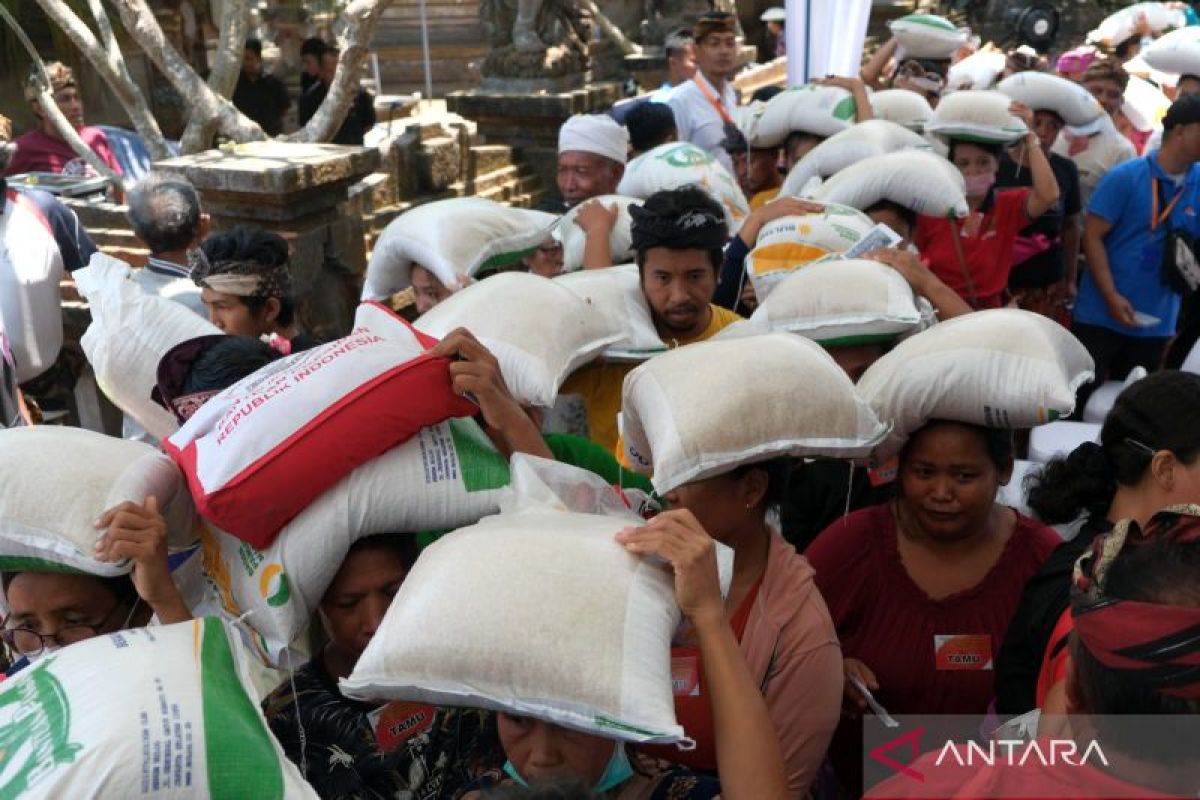 Pembagian beras dan paket sembako bagi warga desa di Gianyar - ANTARA News