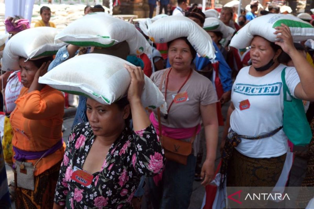 Pembagian beras dan paket sembako bagi warga desa di Gianyar - ANTARA News