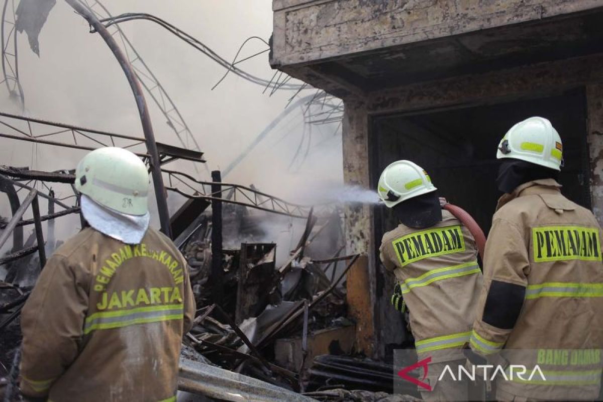 Kebakaran toko bangunan di Jakarta, tiga orang korban dilarikan ke RS - ANTARA News