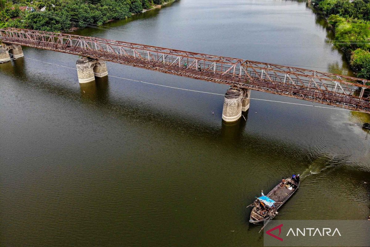 Jembatan bekas rel kereta api peninggalan Belanda di Tuban - ANTARA News