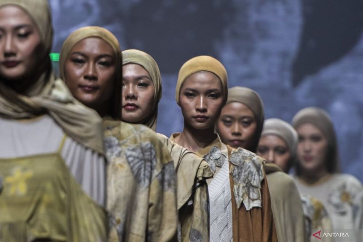 Pagelaran busana Spotlight Indonesia - ANTARA News