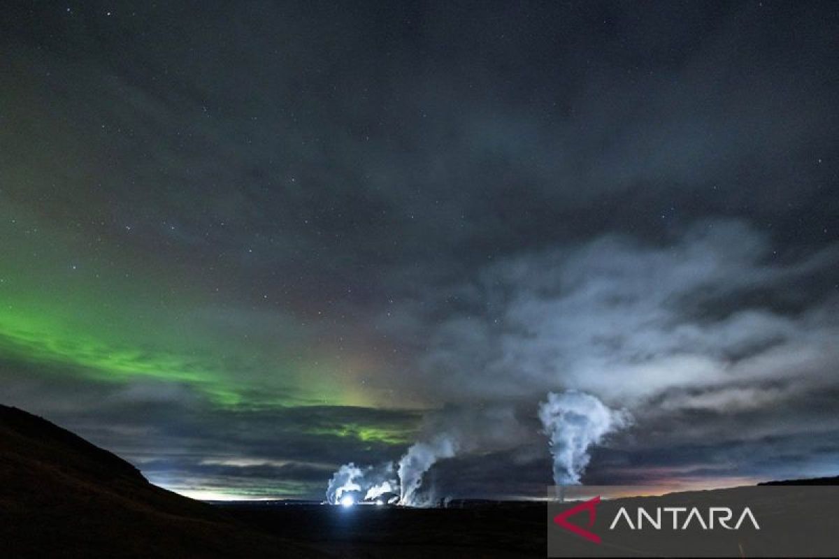 Aurora Borealis menerangi langit malam Islandia - ANTARA News Aurora Borealis menerangi langit malam Islandia - ANTARA News