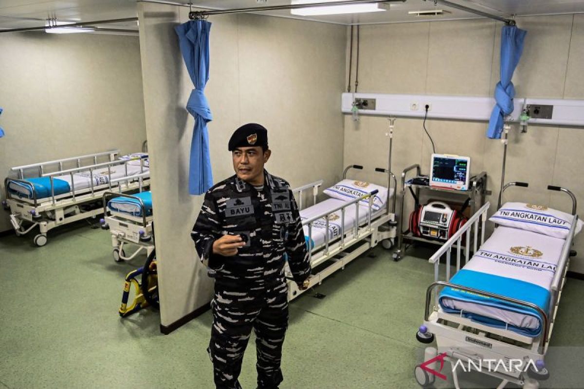 KRI dr Radjiman Wedyodiningrat-992 siap berlayar pada misi kemanusiaan ...