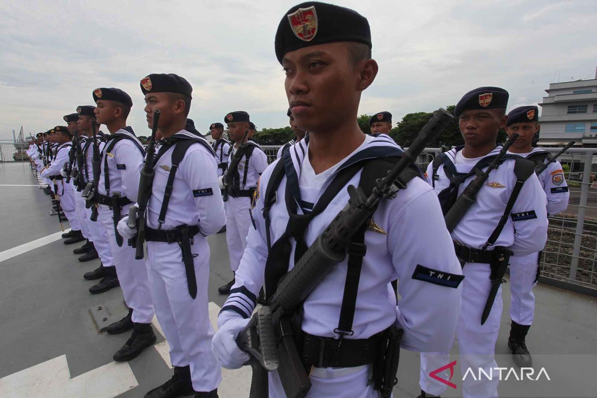 Tabur bunga peringatan Hari Armada di Koarmada II - ANTARA News