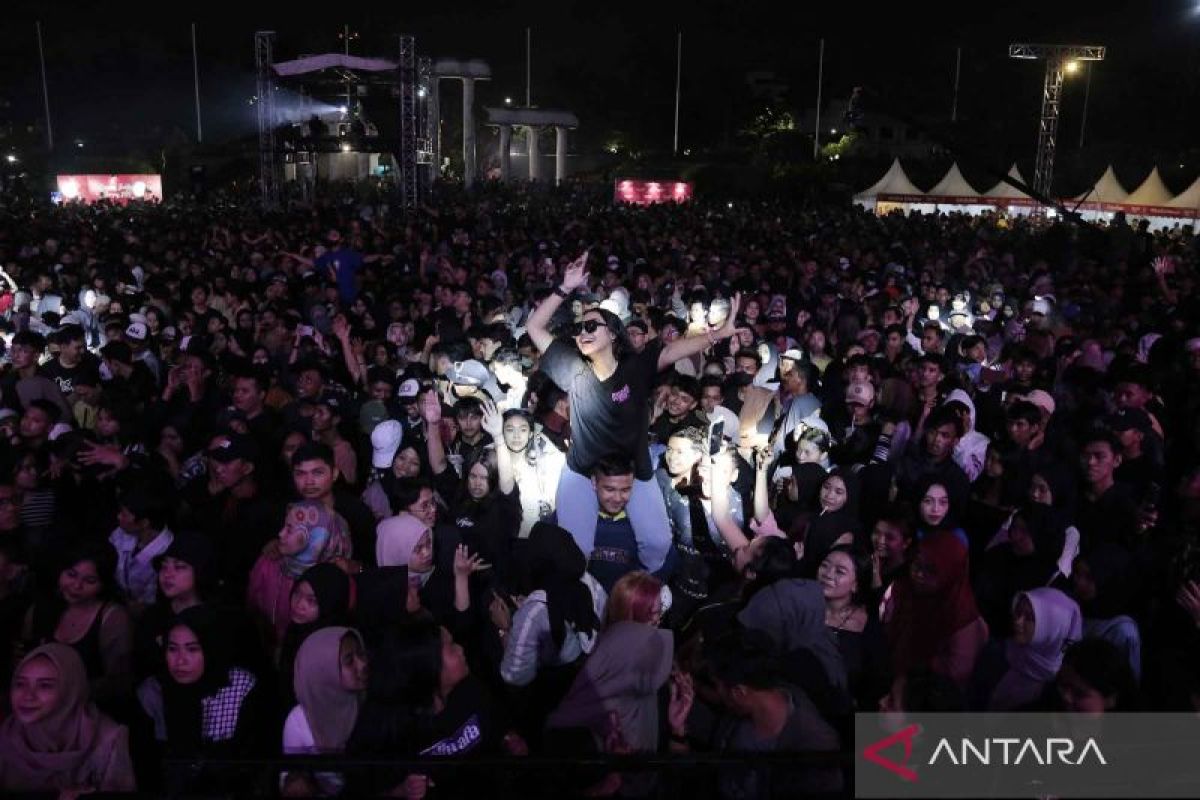 Ketum PSI Kaesang hadiri konser goyang santuy di Surabaya - ANTARA News