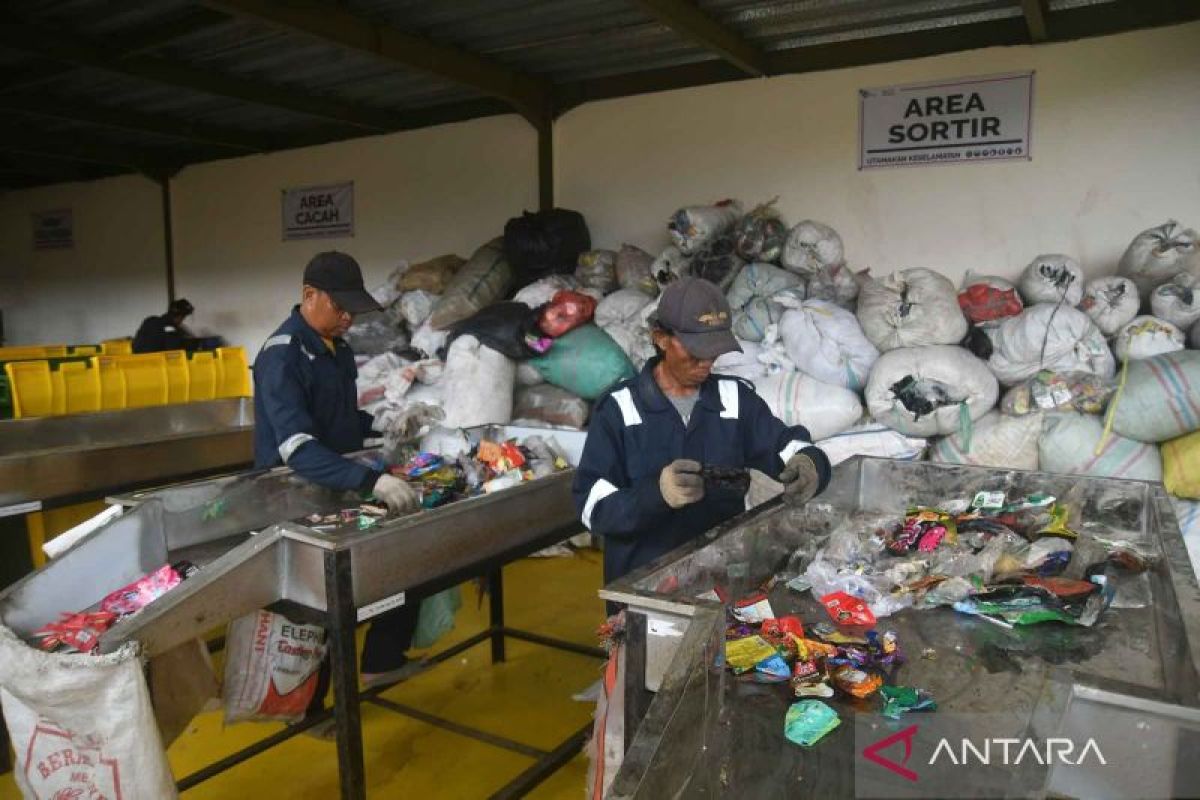 Uji coba TPS3R Mekarwangi daur ulang sampah plastik - ANTARA News