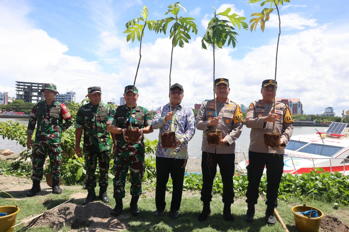 Pemkot Makassar dan TNI Polri menghijaukan kawasan CPI - ANTARA News ...