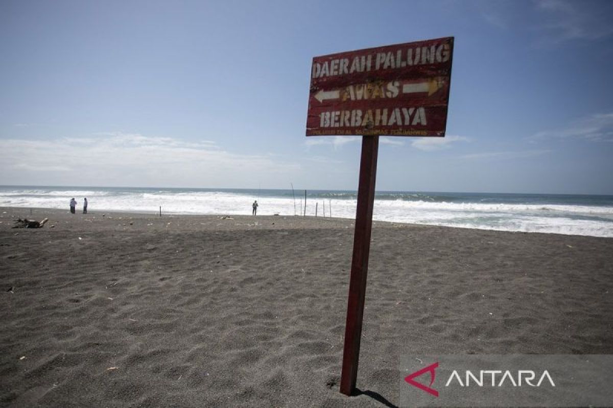 Imbauan tidak berenang di pantai selatan Yogyakarta - ANTARA News Imbauan tidak berenang di pantai selatan Yogyakarta - ANTARA News