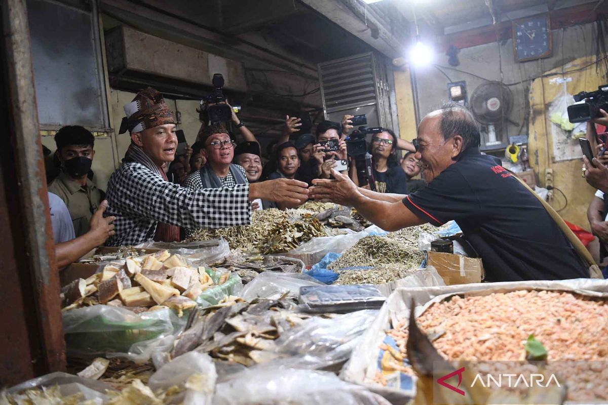 Capres Ganjar kunjungi pedagang di Pasar Kranggan Bekasi - ANTARA News