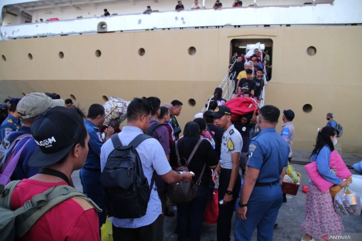 Mudik tahun baru 2024 dengan KM Dorolonda - ANTARA News