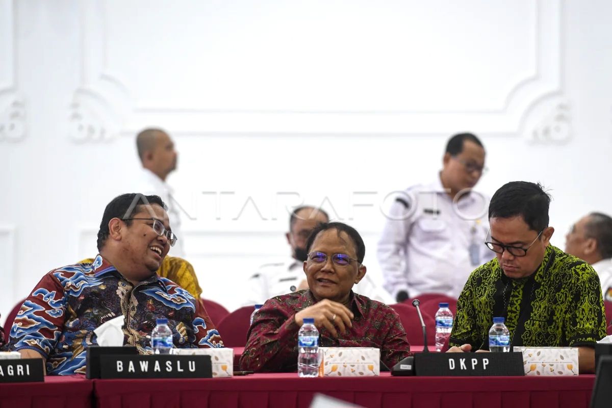 Bawaslu Kpu Pastikan Surat Suara Lewat Pos Di Hong Kong Tepat Sasaran