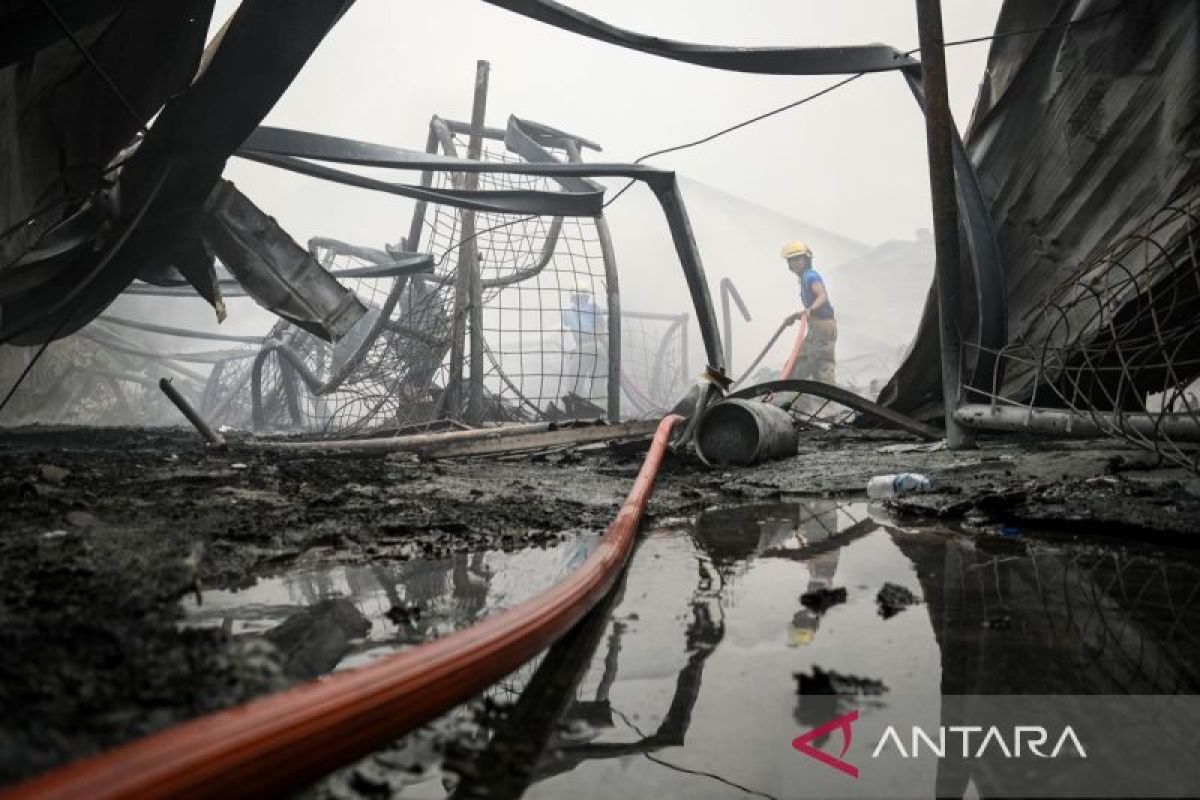Kebakaran pabrik plastik di Kabupaten Tangerang - ANTARA News