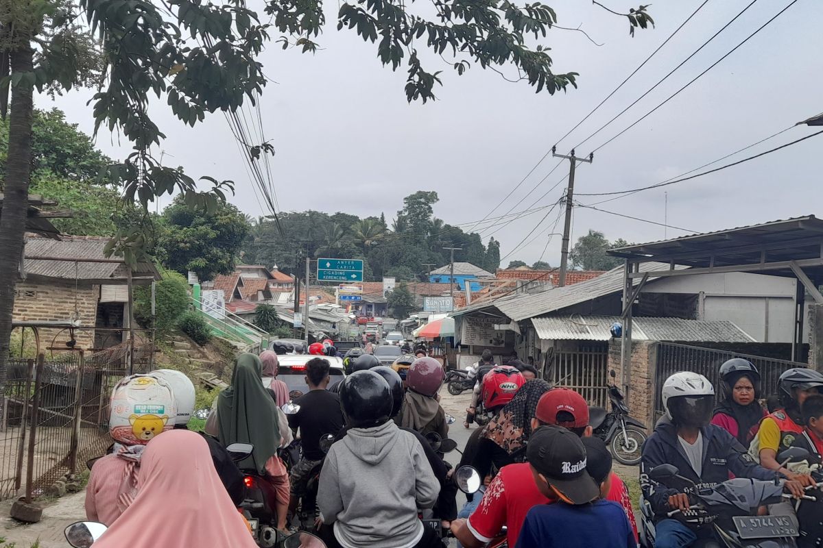 Jalan ke pantai Anyer macet - ANTARA News Jalan ke pantai Anyer macet - ANTARA News